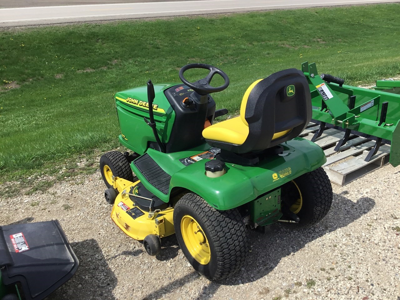 2000 John Deere LX277 Riding Mower For Sale in Litchfield Minnesota