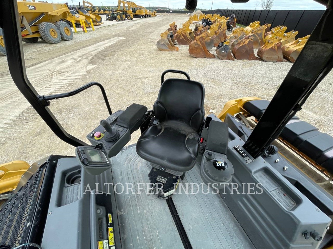 2017 Caterpillar CB10 Compactor-Asphalt For Sale in Elmhurst Illinois
