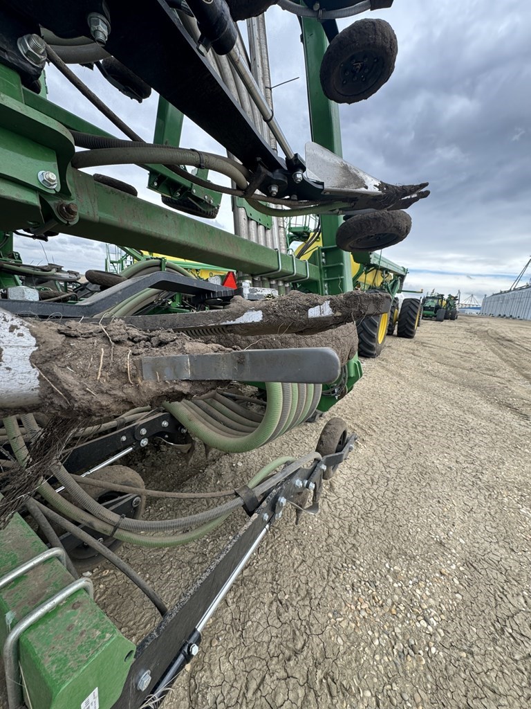 2024 John Deere P680 W/ C850 TBH Sembradora A La VentaKillam Alberta